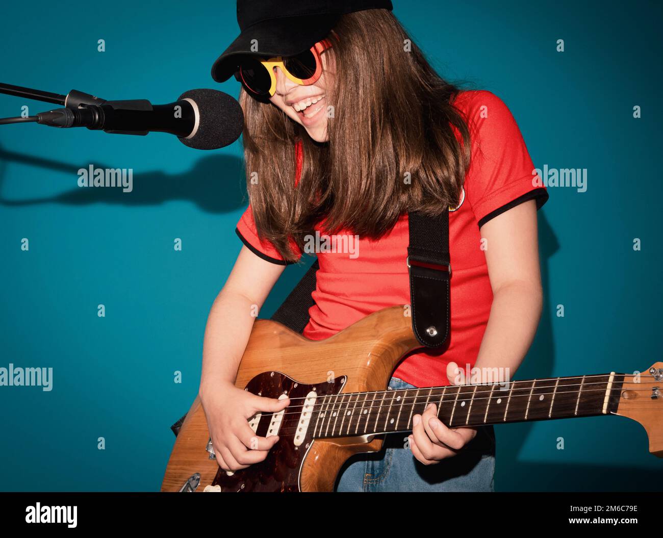 Girl playing the electric guitar Stock Photo - Alamy