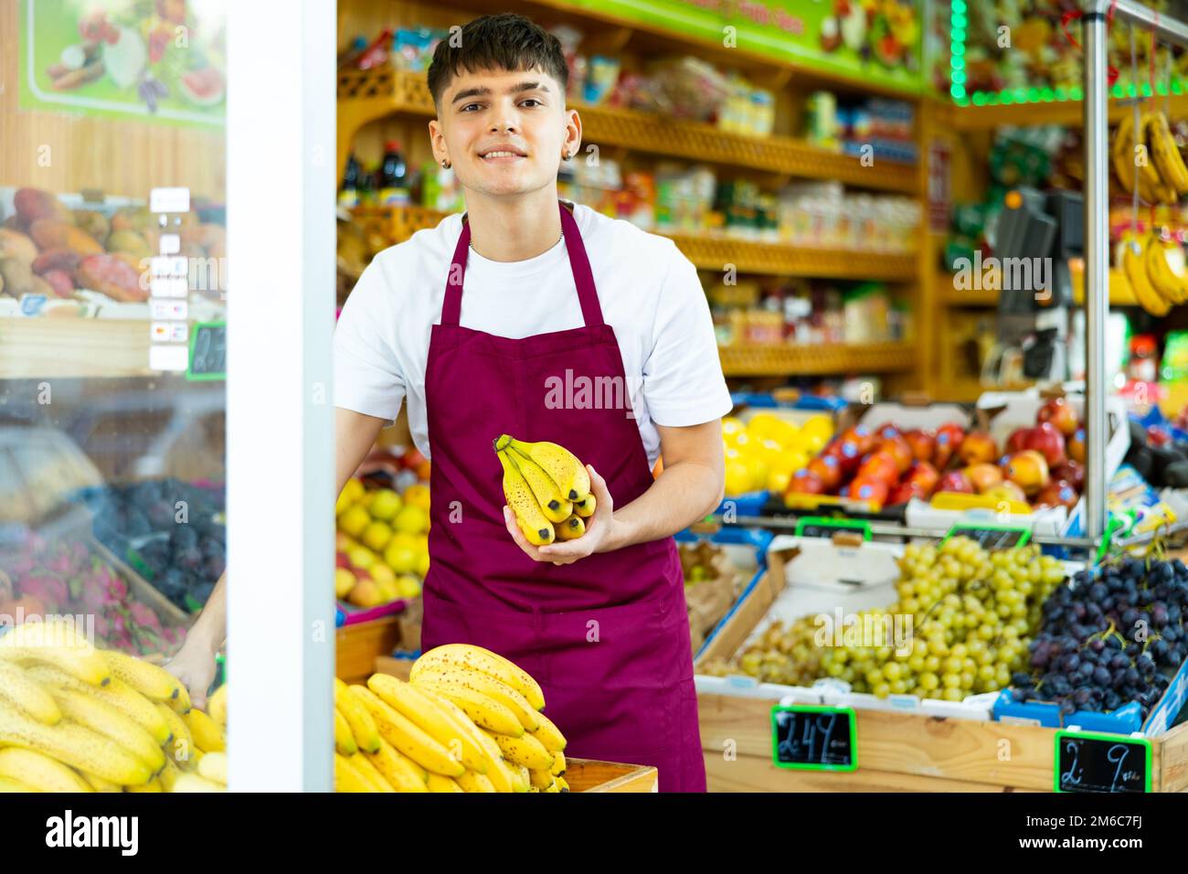 Bananas in store usa hi-res stock photography and images - Alamy