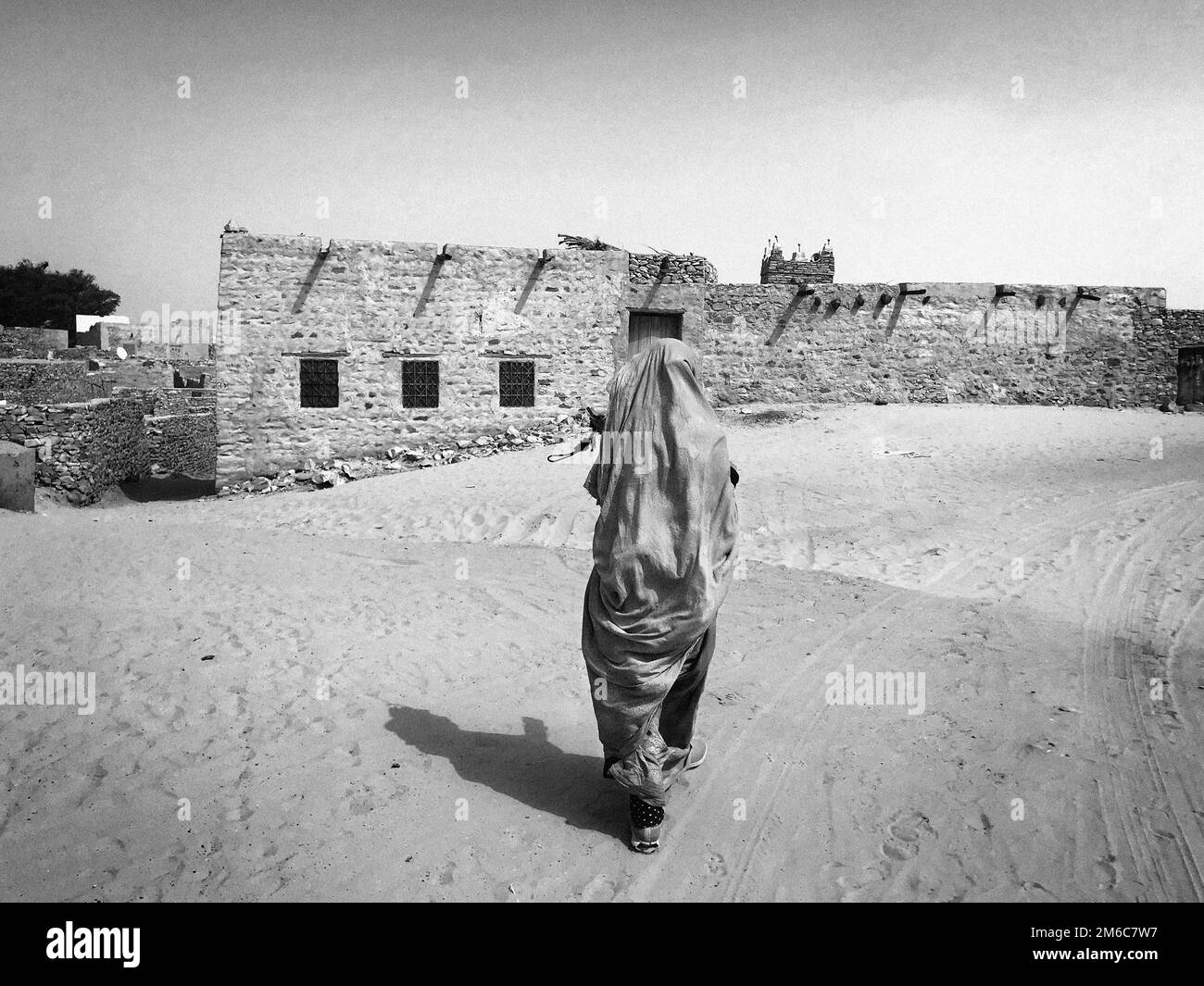 Mauritania, Chinguetti, woman in traditional dress Stock Photo - Alamy