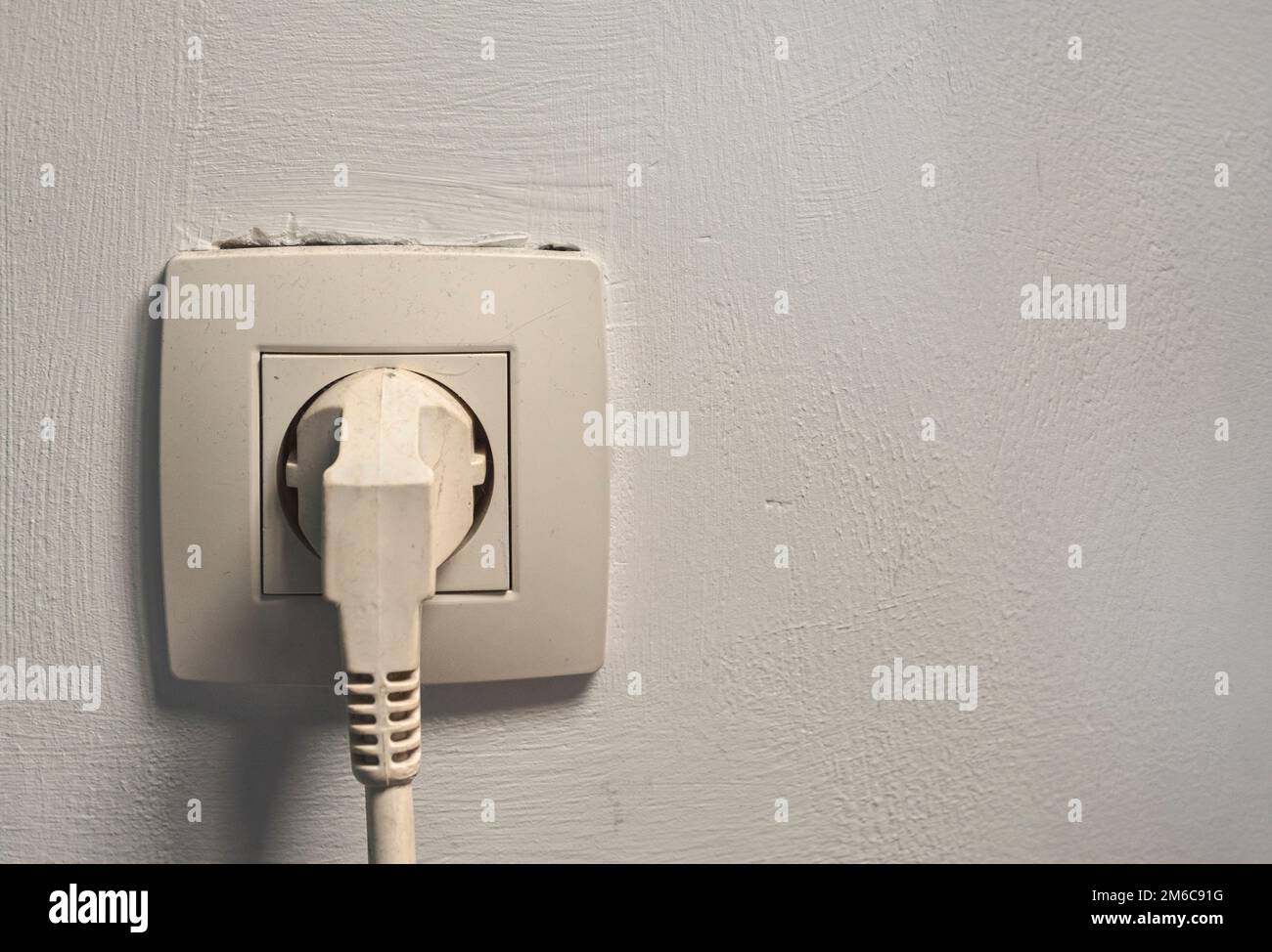 Ordinary electrical outlet and plug for prolonged use in the apartment ...