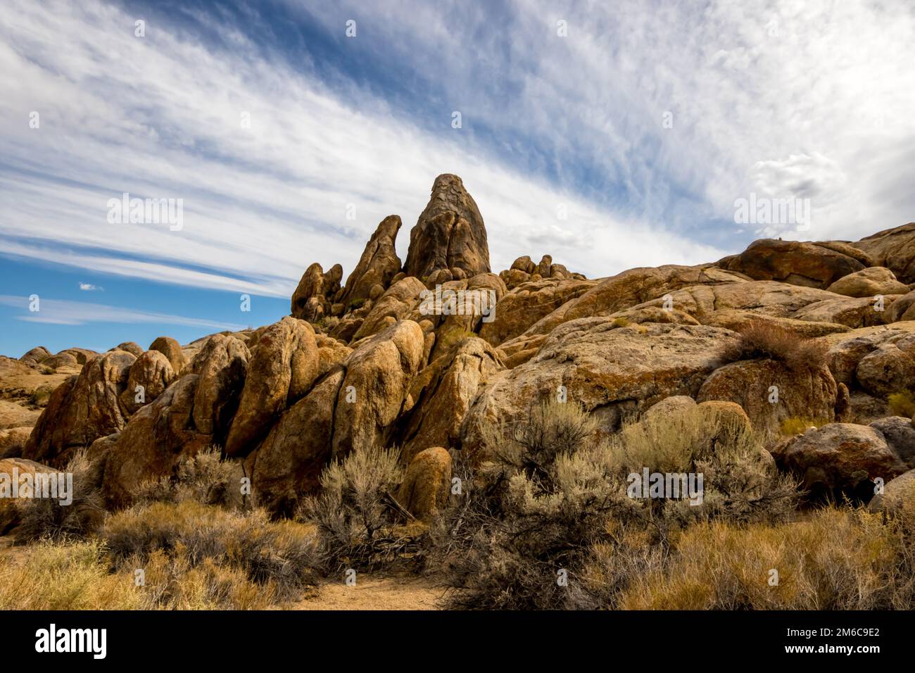 Rocks, Mountains and Sky at Alabama Hills, the Mobius Arch Loop ...