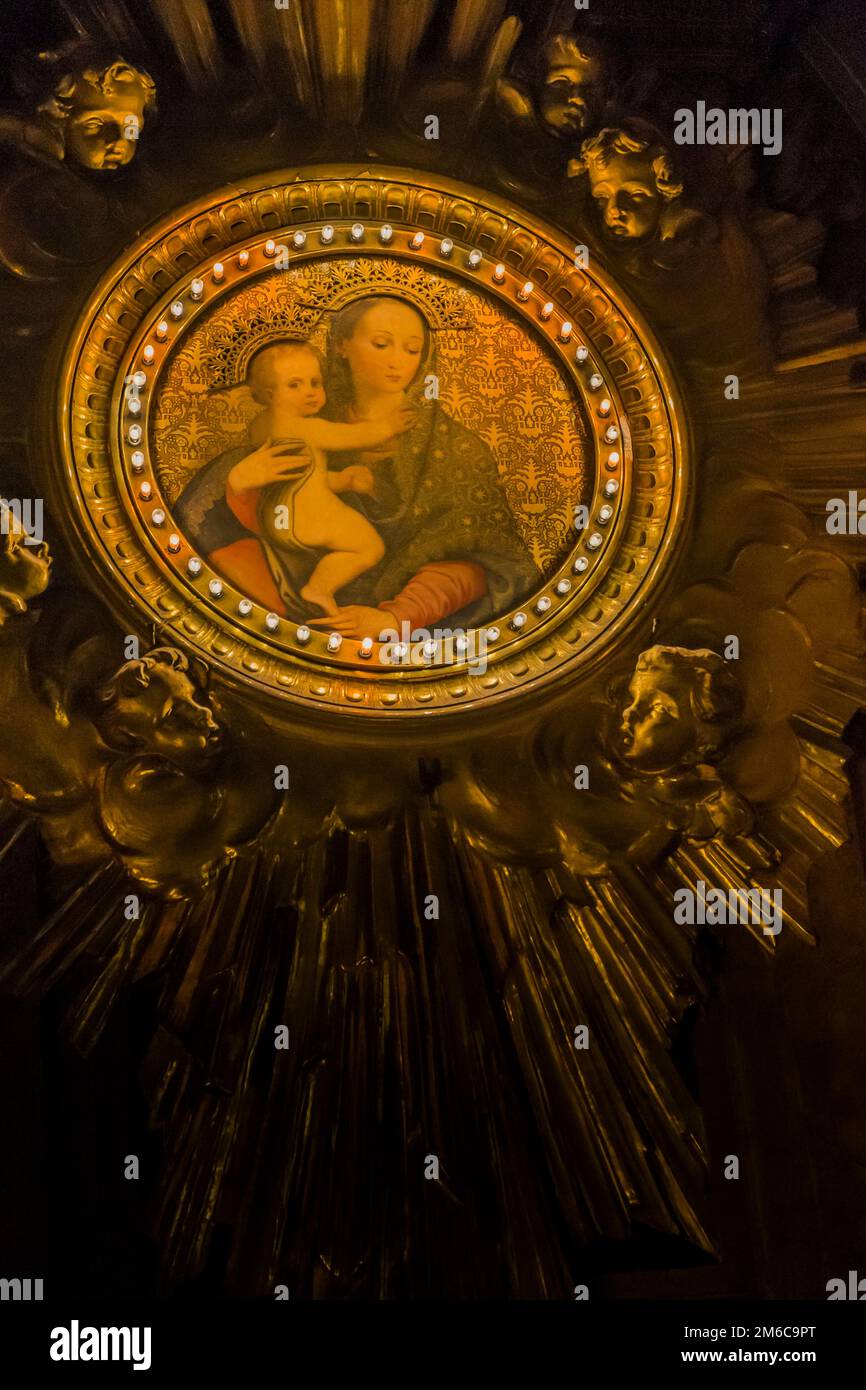 Madonna and child surrounded by angels Stock Photo - Alamy