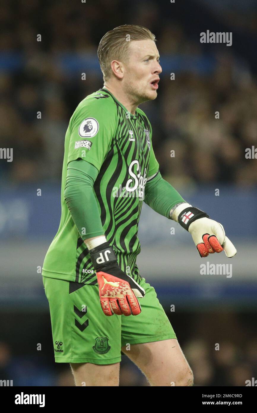 Jordan Pickford #1 of Everton gives his team instructions during the ...