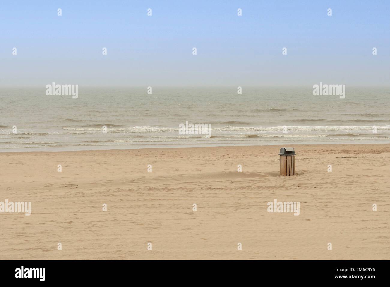 Trash can on a deserted beach Stock Photo - Alamy