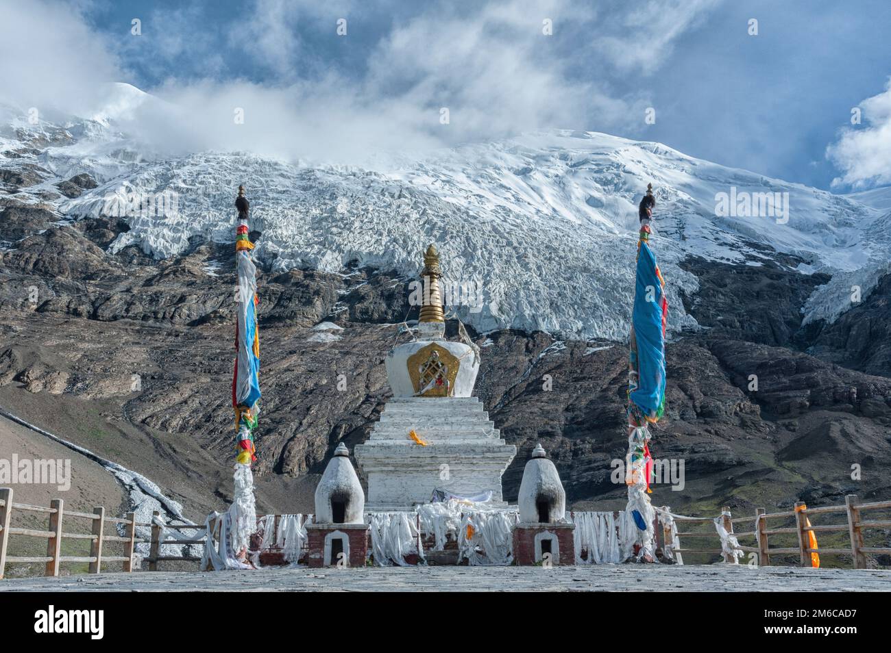Stupa at Karo La mountain pass, in the Lhagoi-Kangri chain of the ...