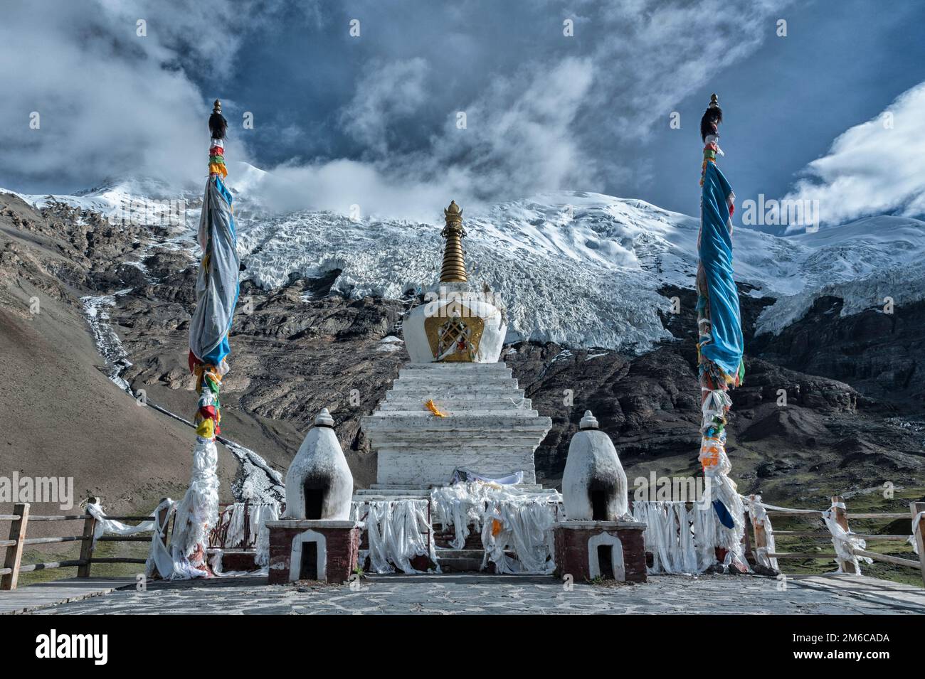 Stupa at Karo La mountain pass, in the Lhagoi-Kangri chain of the ...