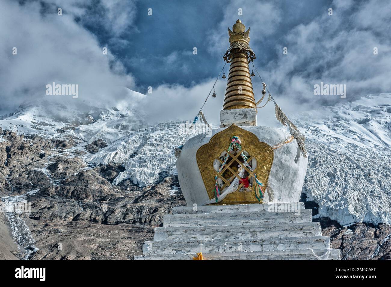 Stupa at Karo La mountain pass, in the Lhagoi-Kangri chain of the ...