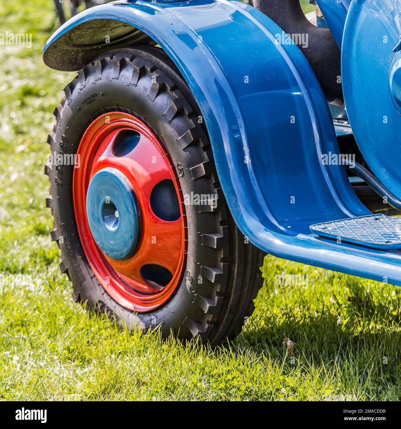 Old rusty tractor wheel tyre hi-res stock photography and images - Alamy