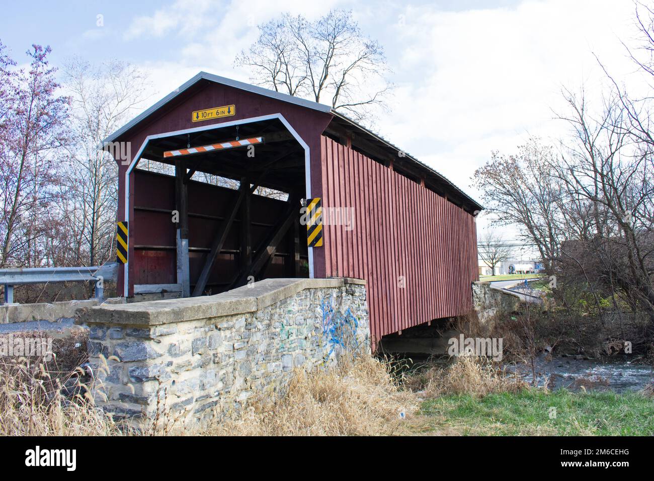 Beautiful covered bridge over river hi-res stock photography and images ...