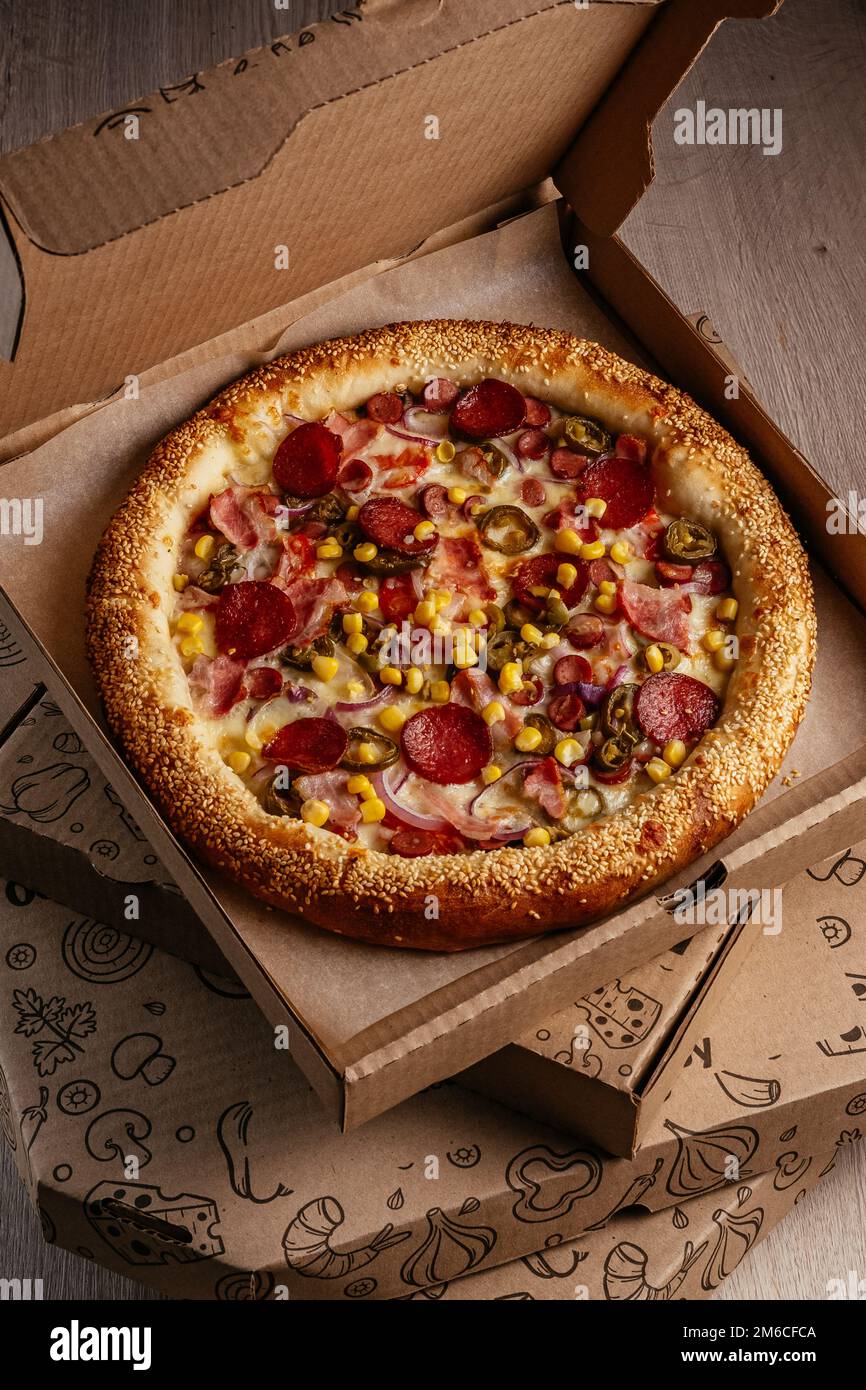 Pizza from cardboard box hi-res stock photography and images - Alamy