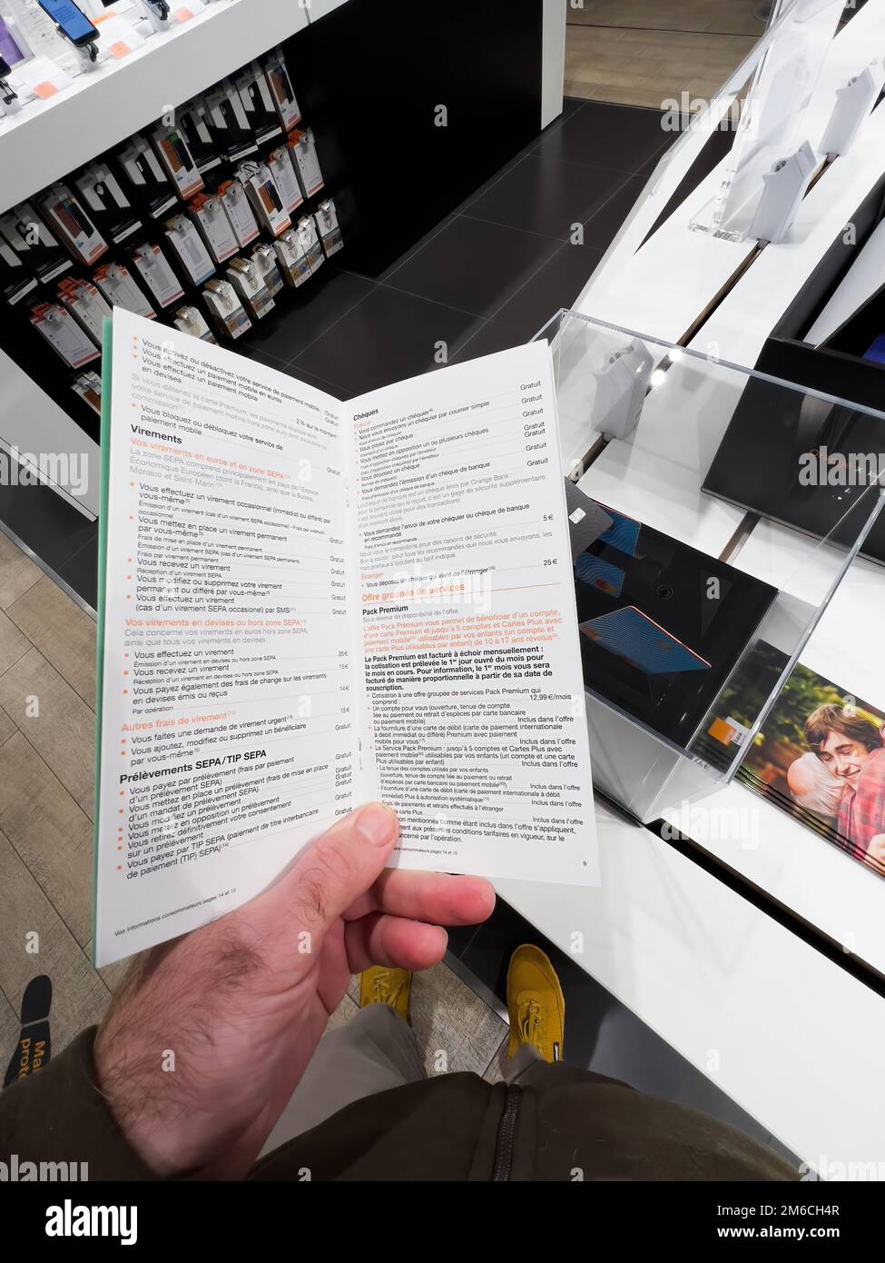 Mastercard credit card in hand hi-res stock photography and images - Alamy