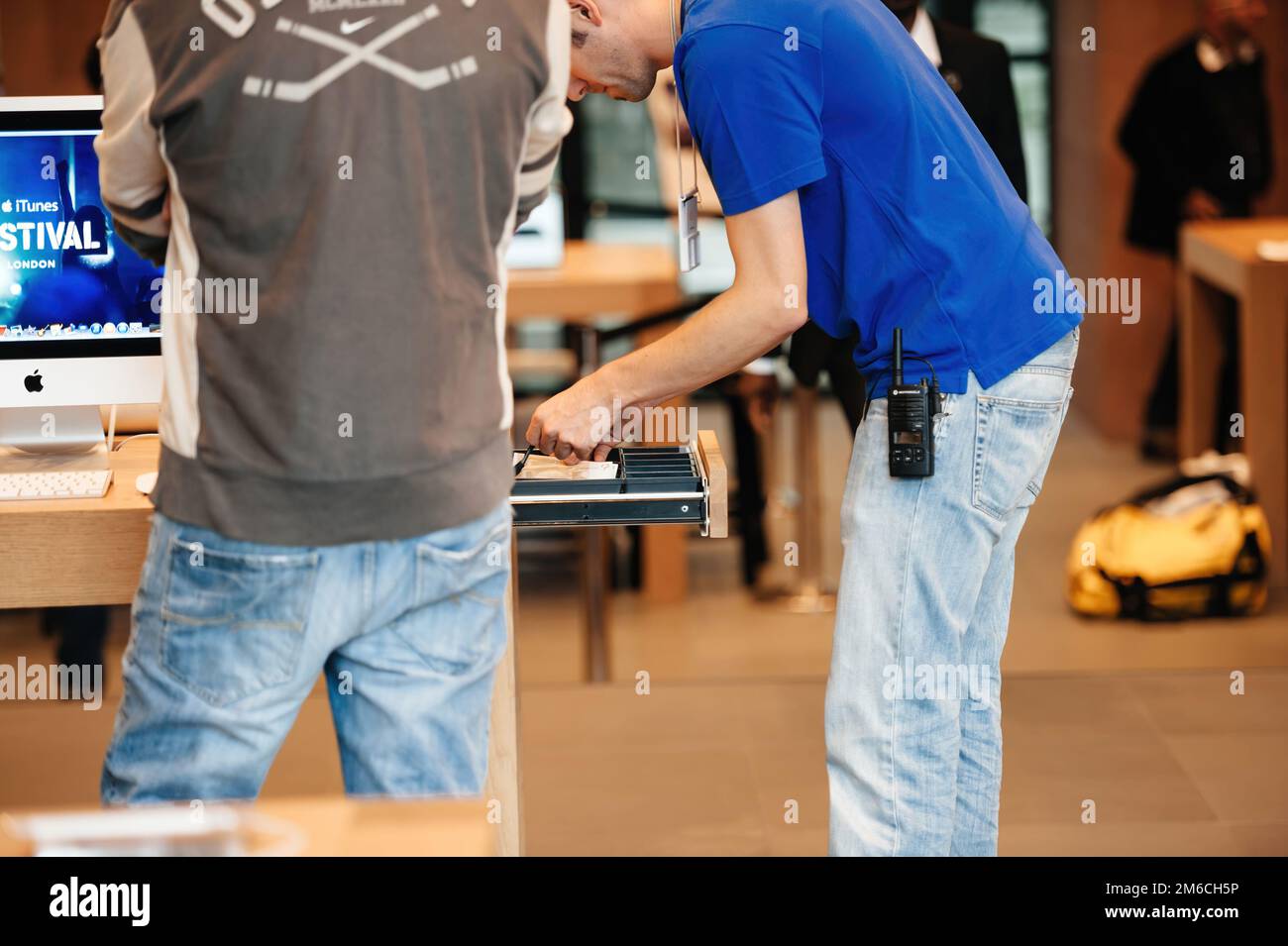 Retail crowd cashier hi-res stock photography and images - Alamy