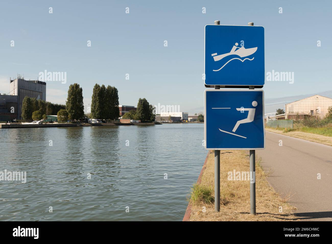 Warning signs for motor boats hi-res stock photography and images - Alamy