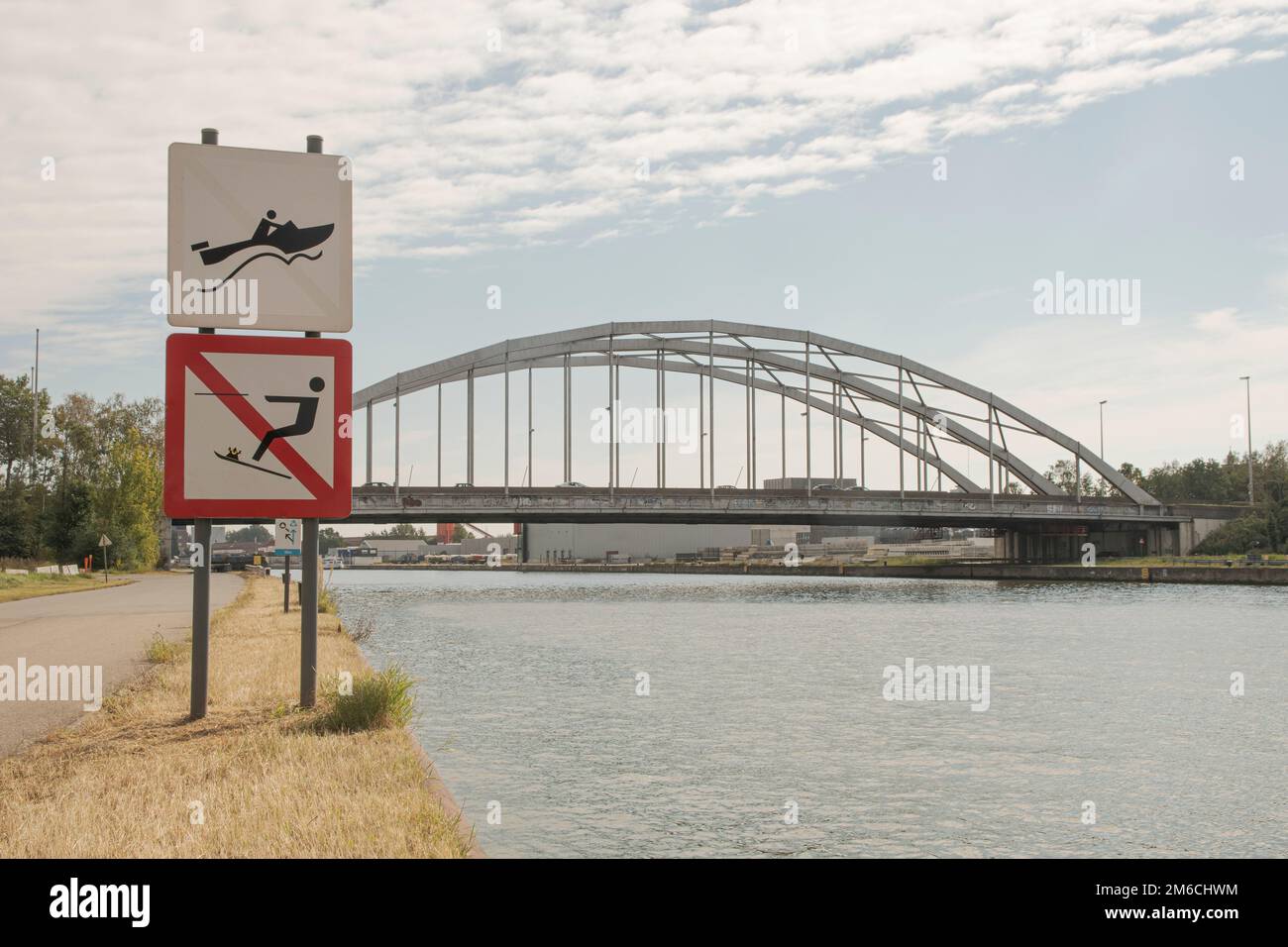Warning signs for motor boats hi-res stock photography and images - Alamy