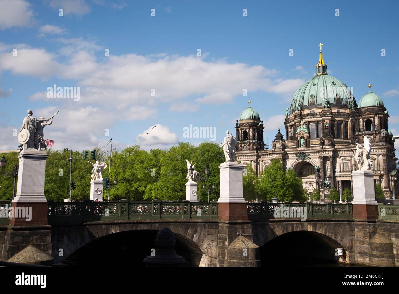 Berlin cathedral and castle bridge hi-res stock photography and images ...