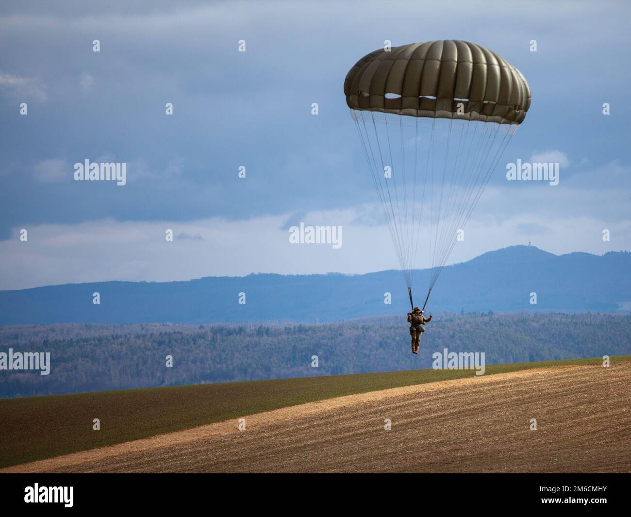 Soldier from U.S. Special Operations Command Europe conduct Airborne ...