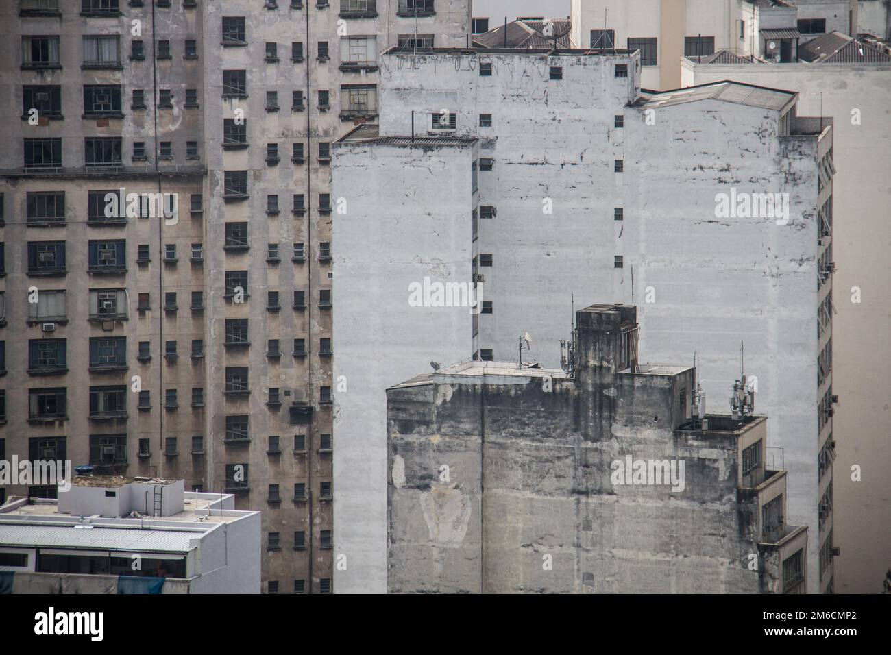 Pollution on old aged buildings of the megalopolis Stock Photo - Alamy