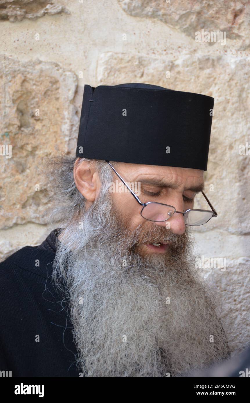 Traditional jewish man beard hat hi-res stock photography and images ...