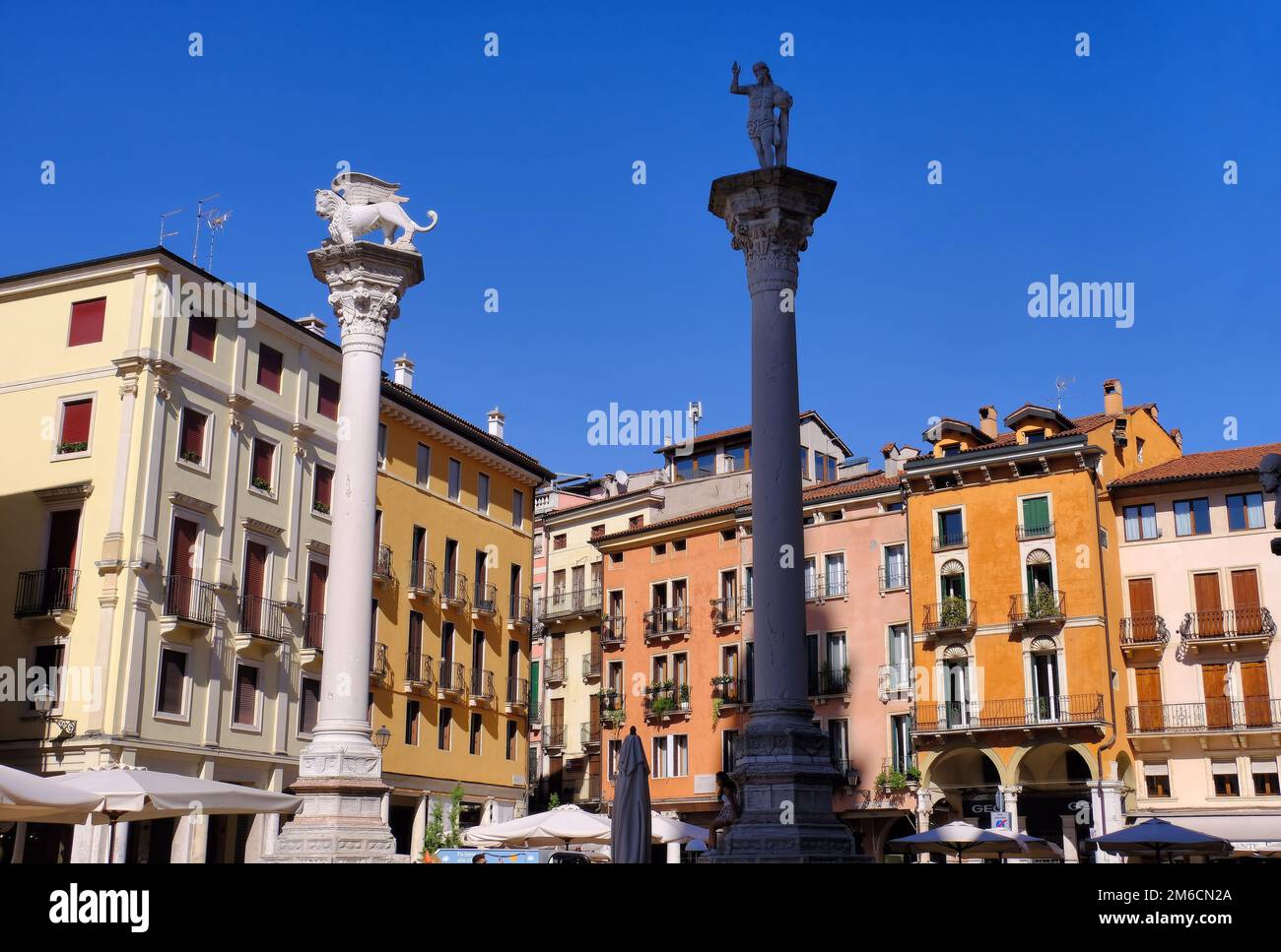 Vicenza: Columns with sculptures (Venetian lion) and colourful ...
