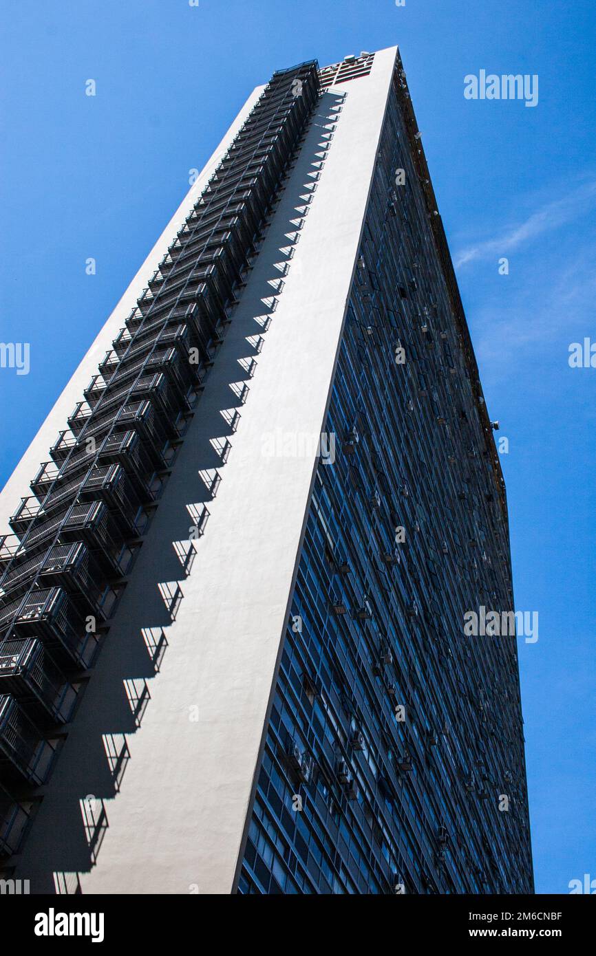 Tall building low angle hi-res stock photography and images - Alamy