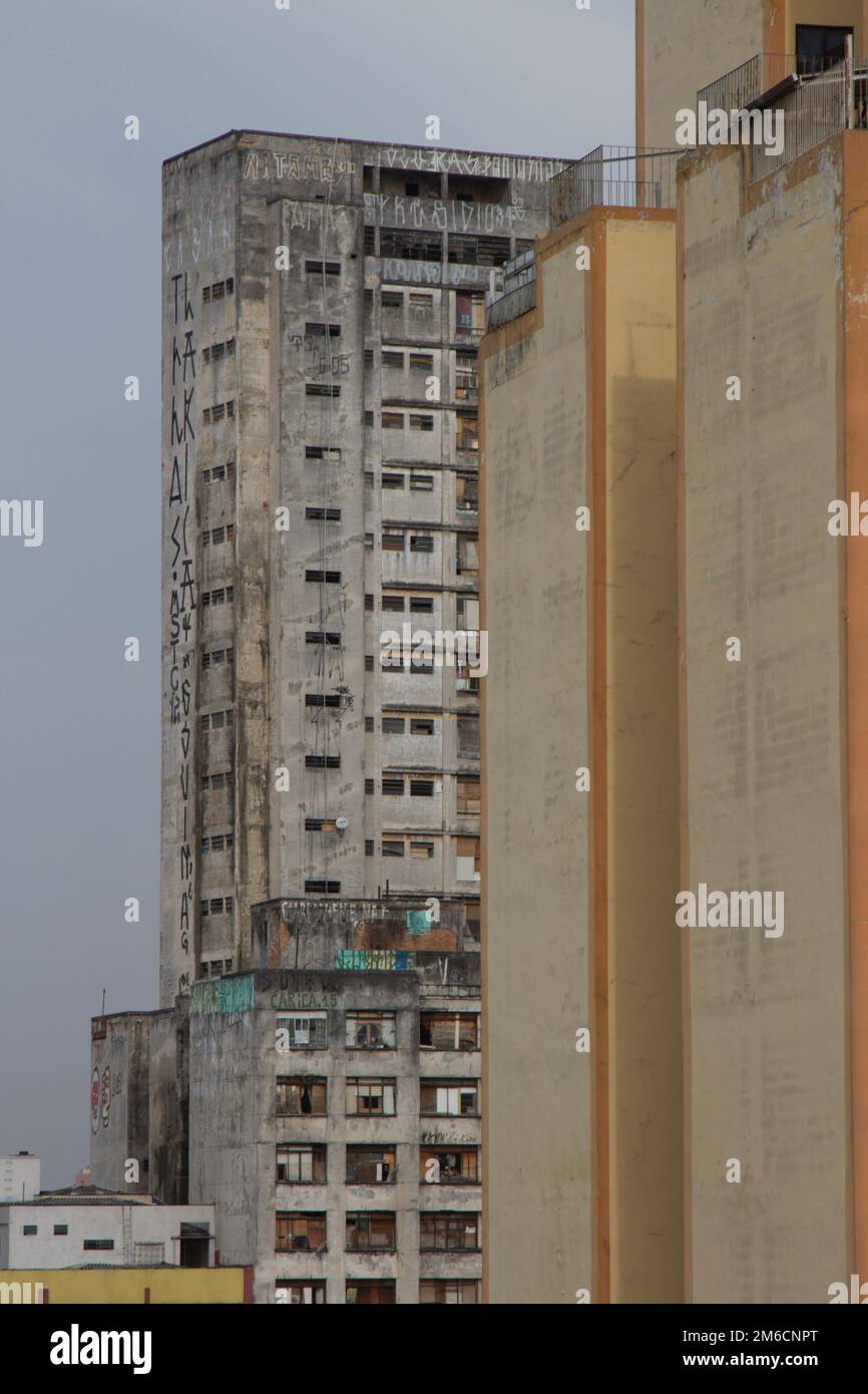Vertical slums in the heart of the metropolis Stock Photo - Alamy