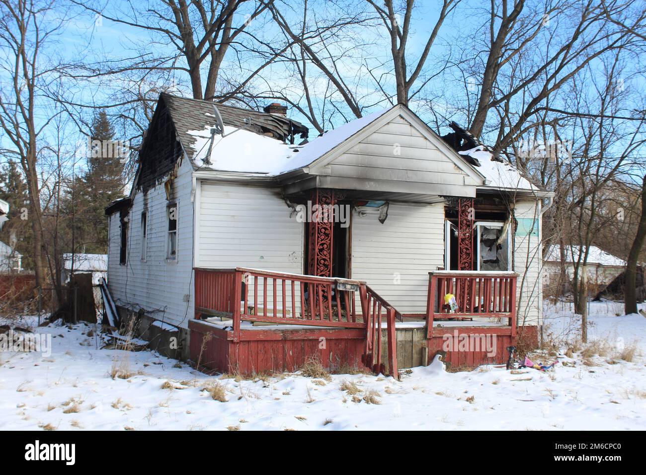 Abandoned Michigan cottage with collapsed roof in winter in Detroit's ...