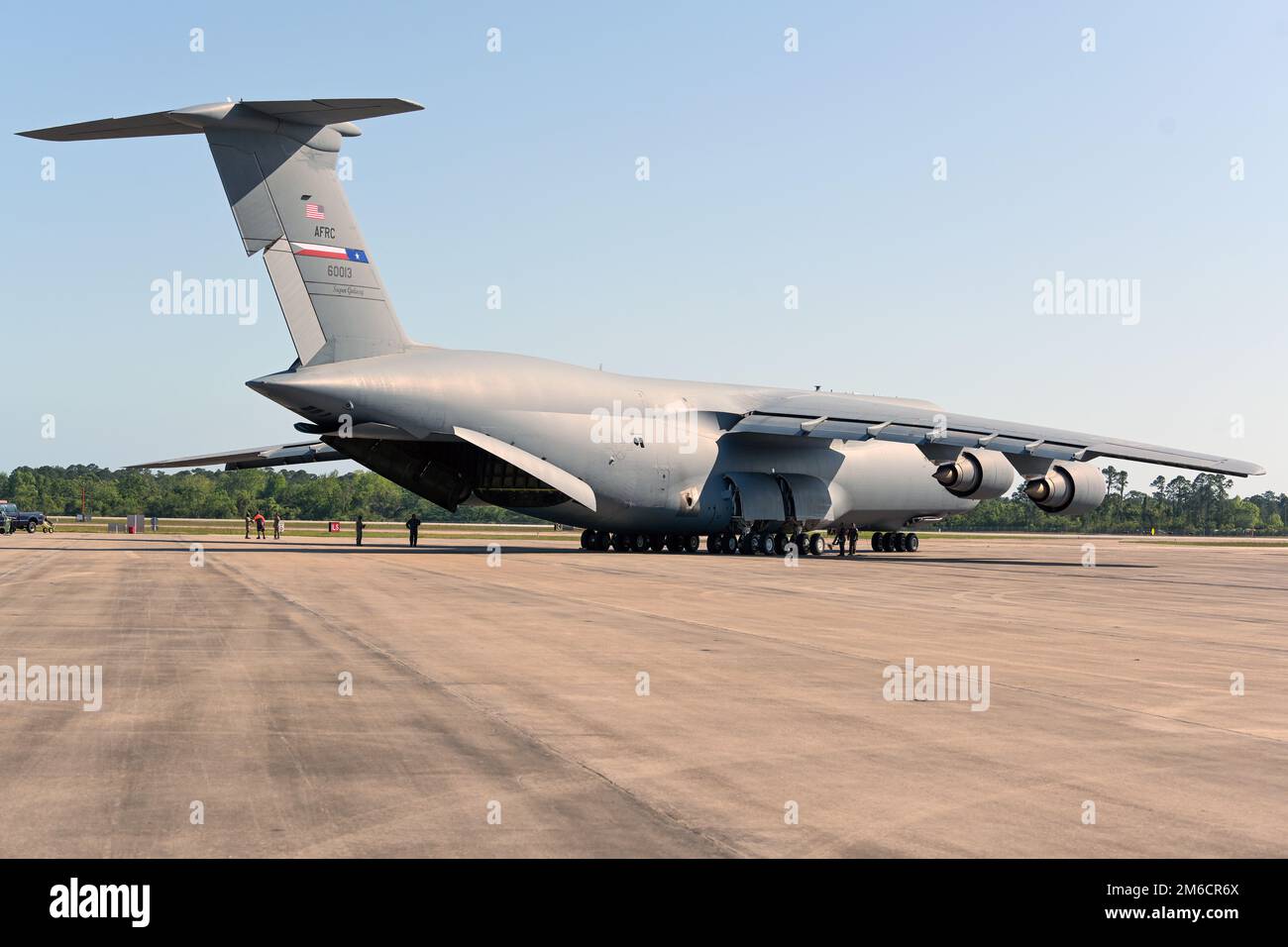 A U.S. Air Force C-5M Super Galaxy with the 433d Airlift Wing, Air ...