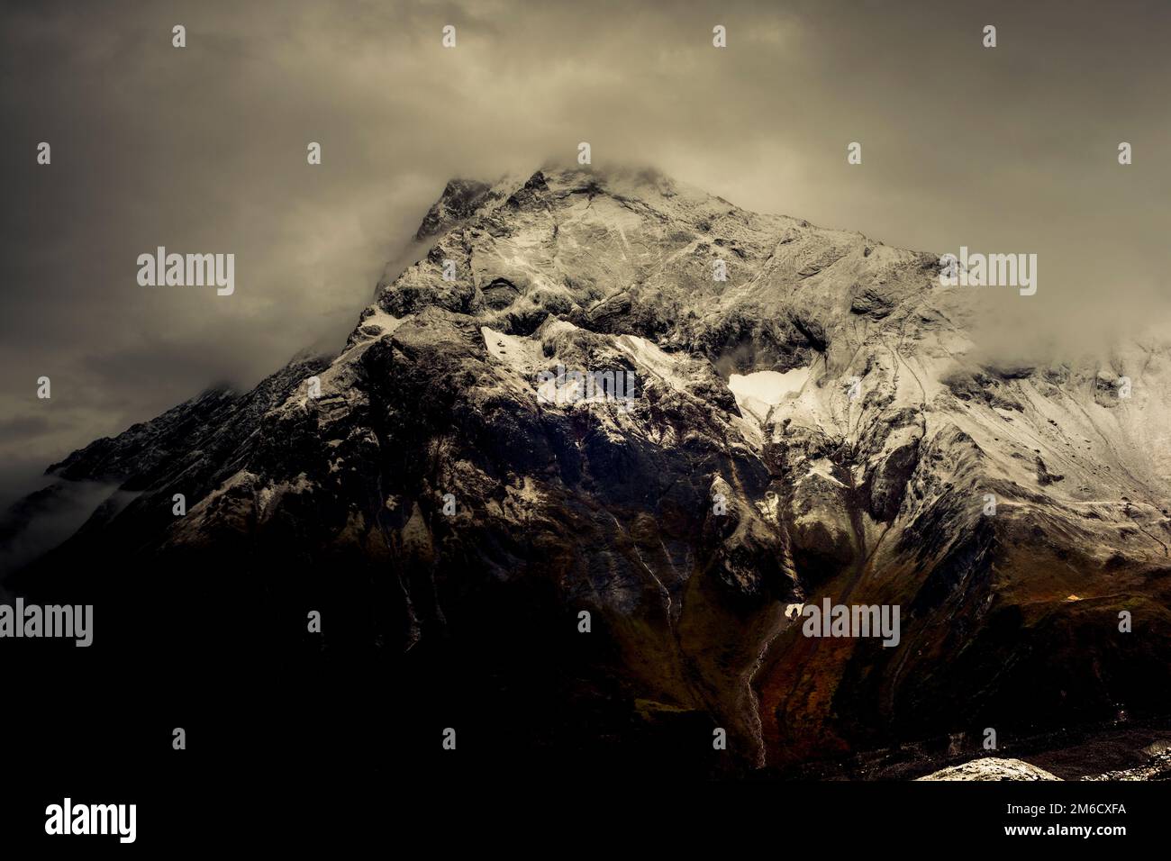 Himalaya mountain sky scenics tibet hi-res stock photography and images ...