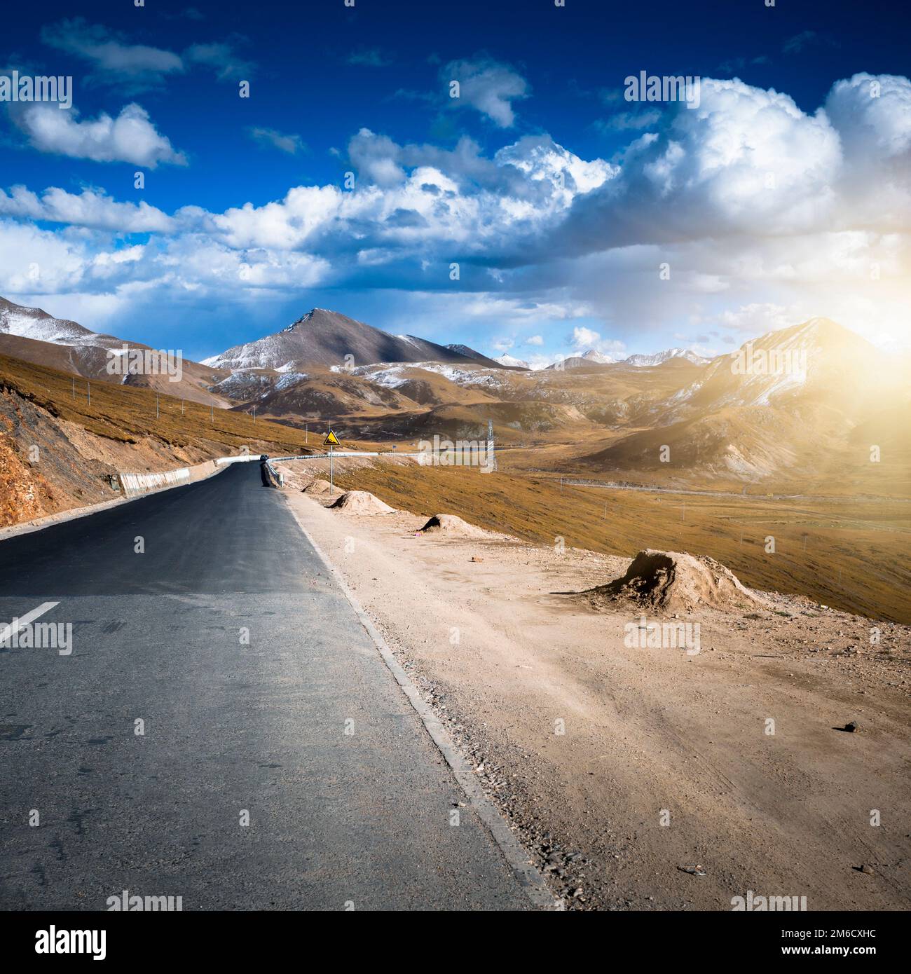 Winding road top view green hi-res stock photography and images - Alamy