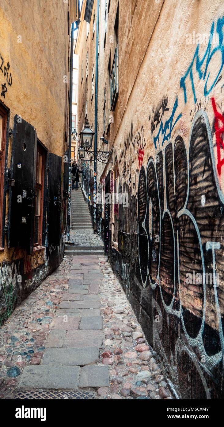Alleyway with graffiti Stock Photo - Alamy