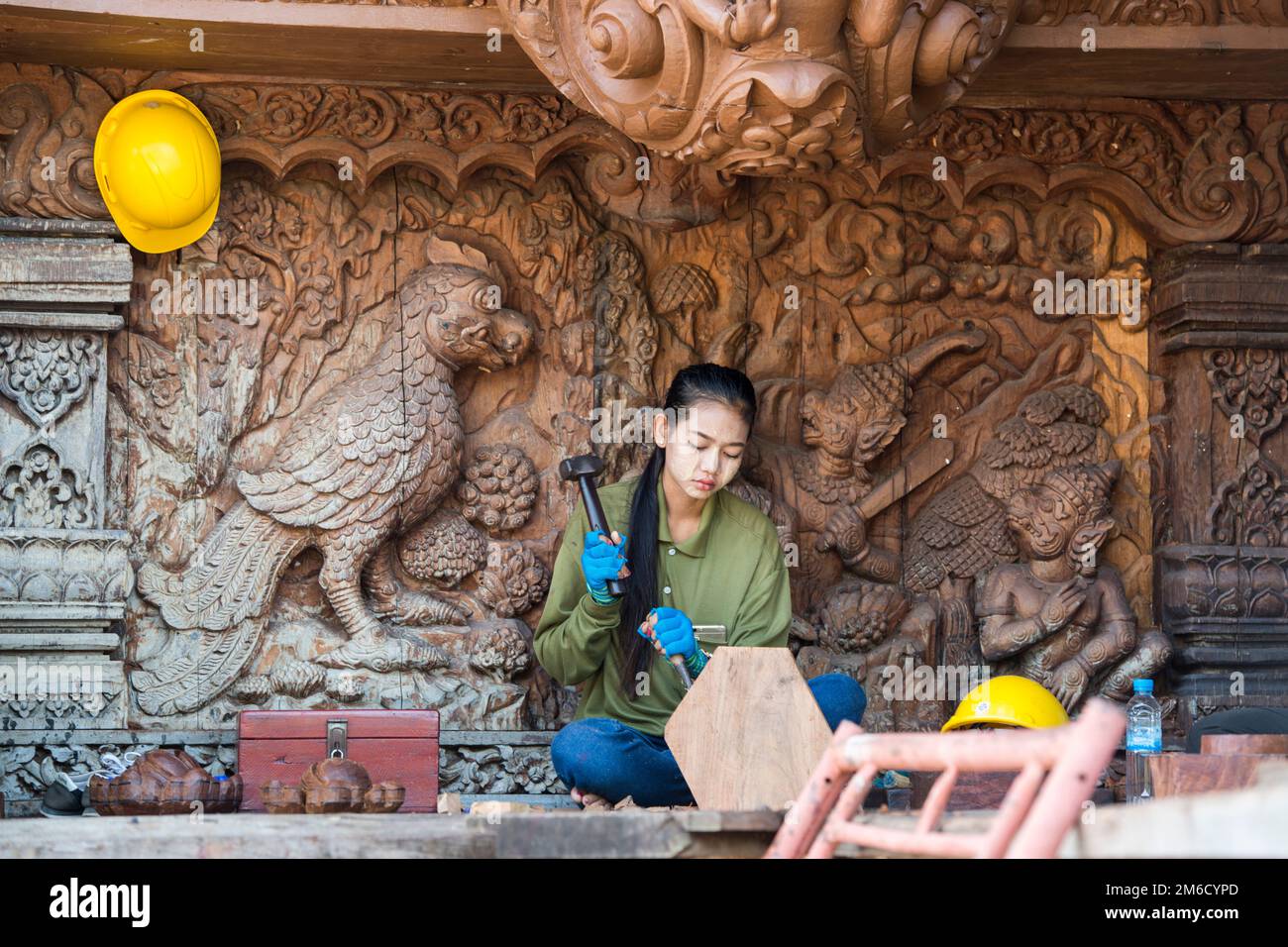 THAILAND PATTAYA SANCTUARY OF TRUTH WORKER Stock Photo - Alamy