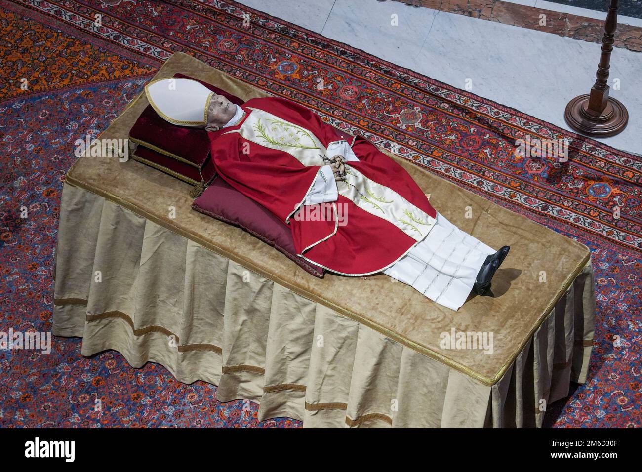 (EDITOR'S NOTE : Image depicts death) The body of the Pope Emeritus ...