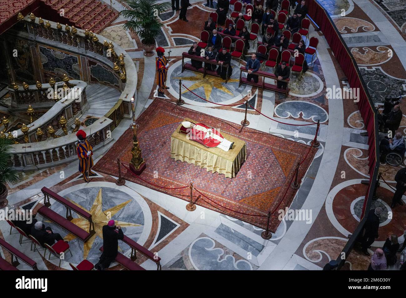(EDITOR'S NOTE : Image depicts death) The body of the Pope Emeritus ...