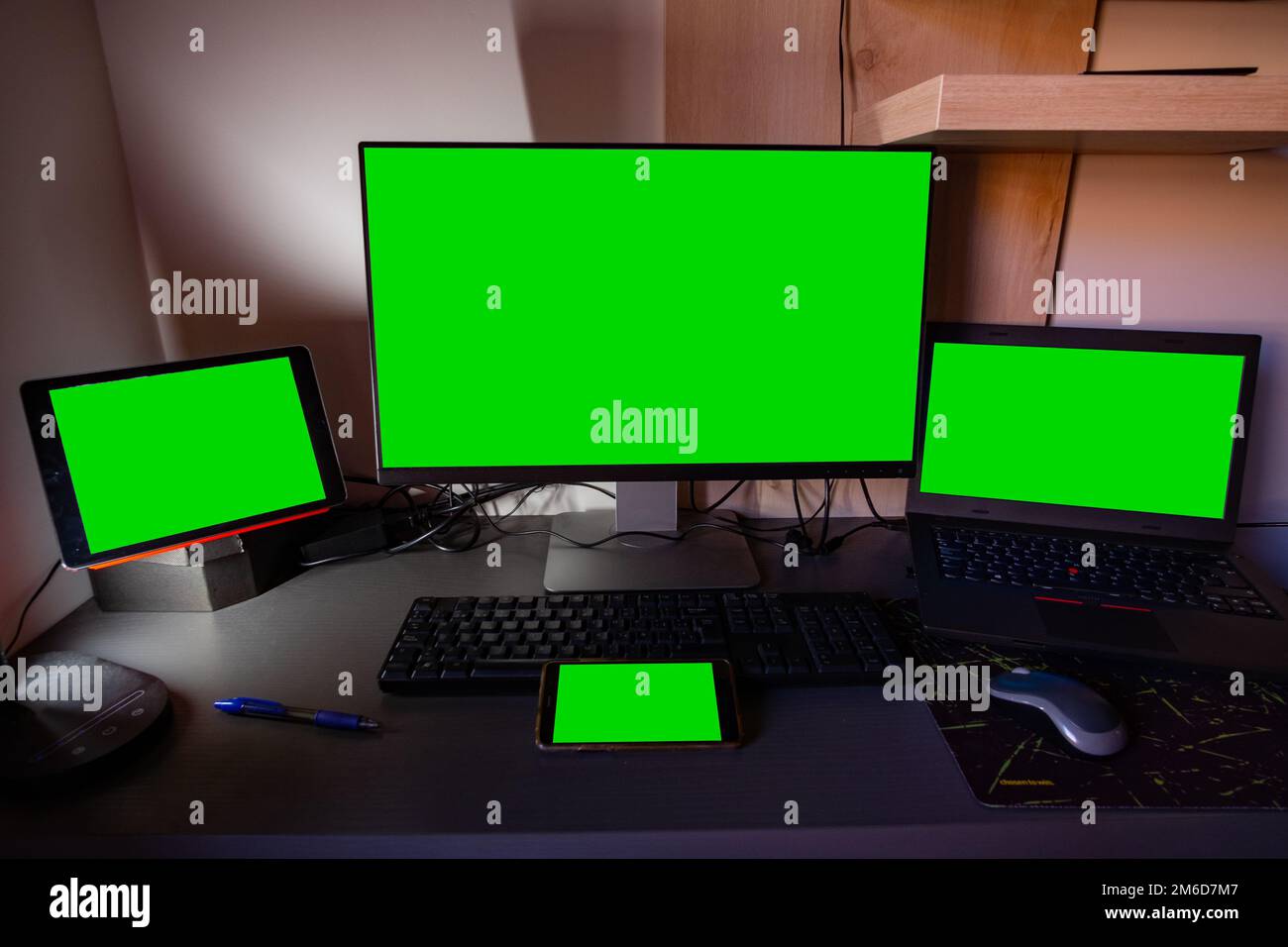 Desktop monitor green screen hi-res stock photography and images - Alamy