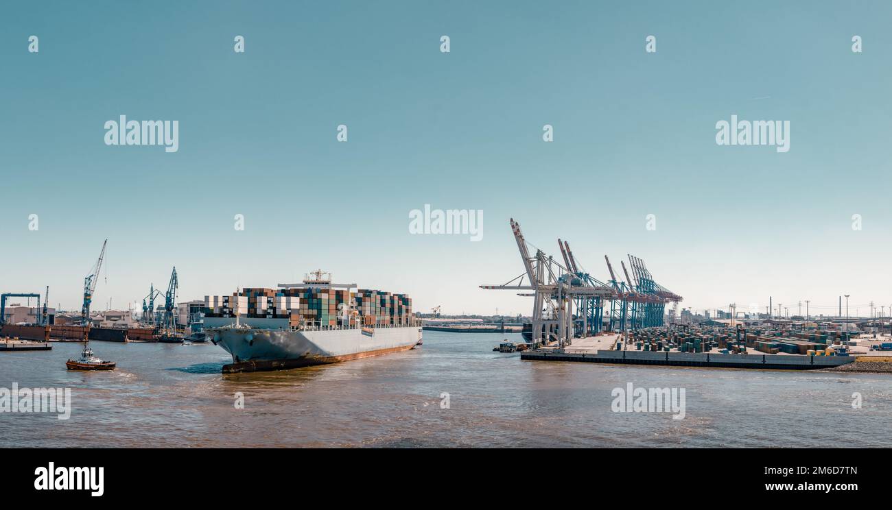 Conatiner ship mooring at a container terminal in the Port of Hamburg ...