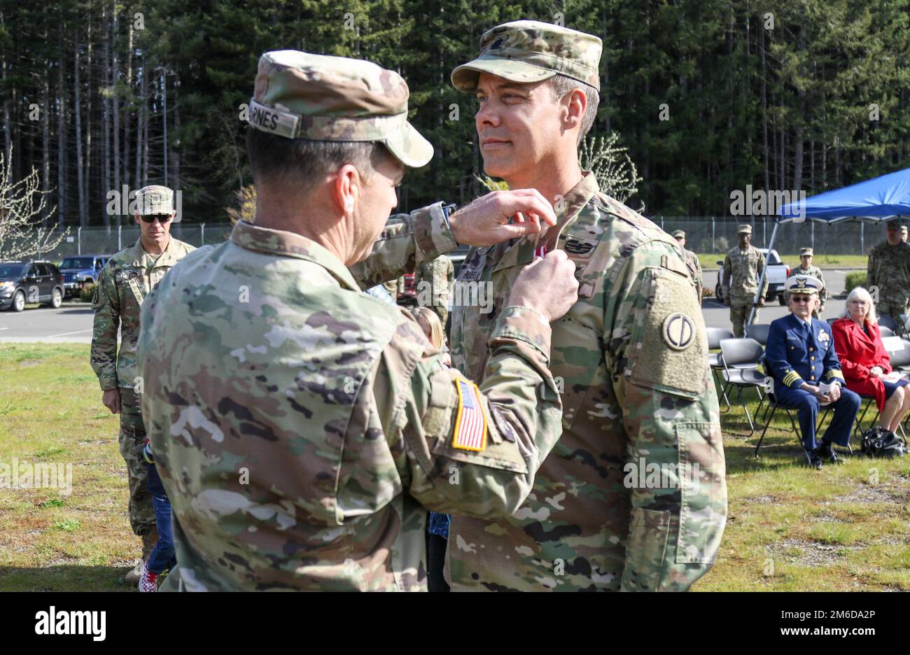 Col. Hank Barnes (left), the 189th Infantry Brigade (CATB), First Army ...