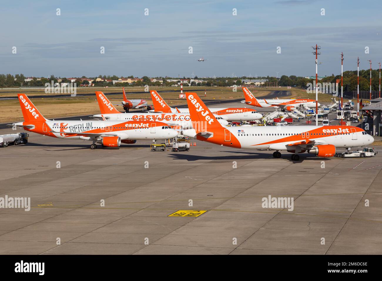 Easyjet airplanes hi-res stock photography and images - Alamy