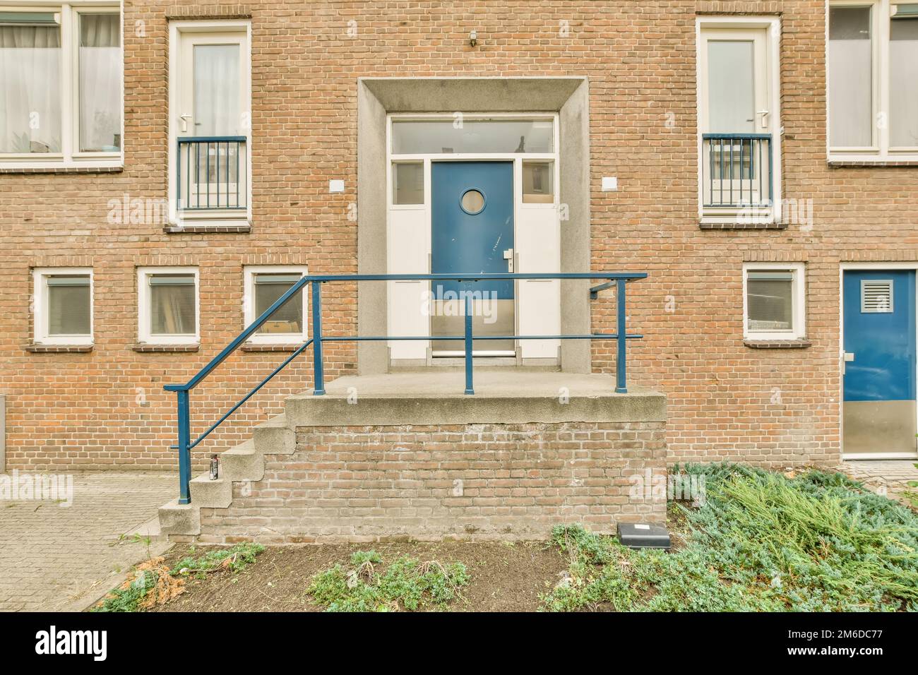 Apartment building exterior steps hi-res stock photography and images ...
