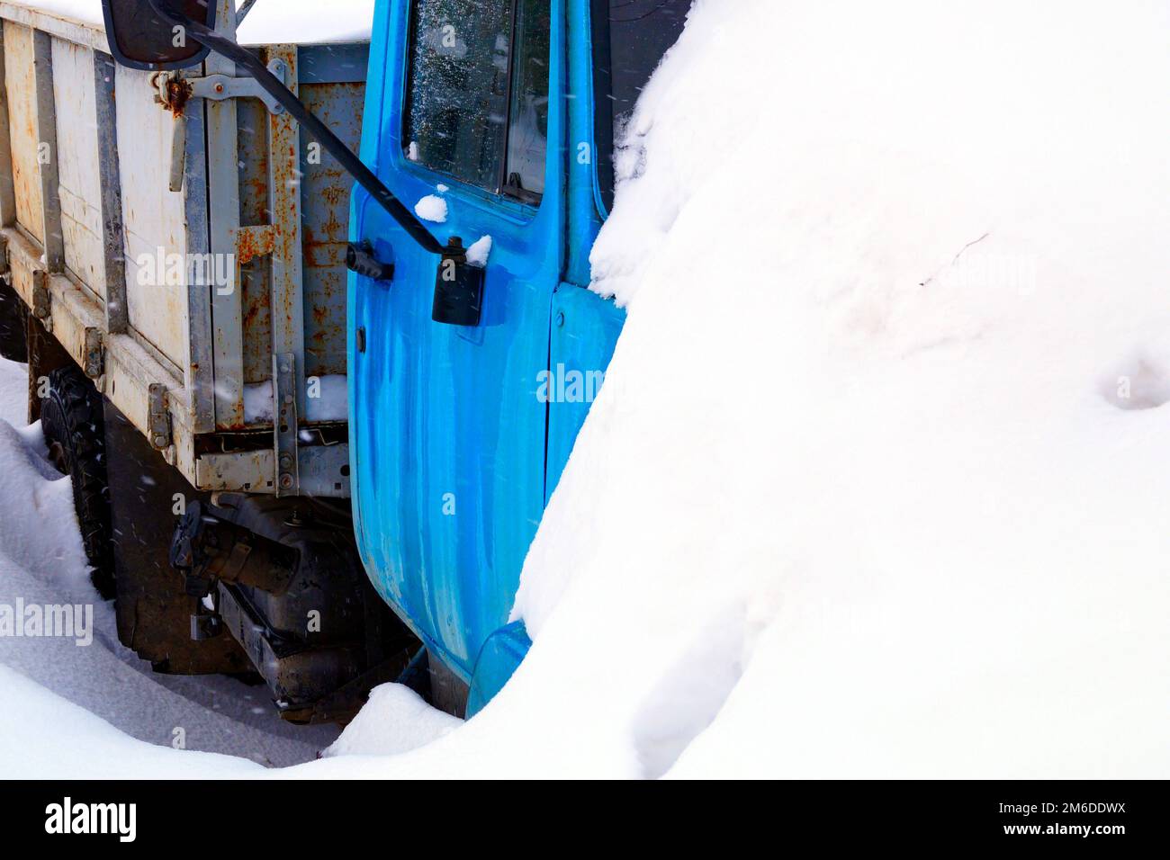 Car heavy snow hi-res stock photography and images - Alamy