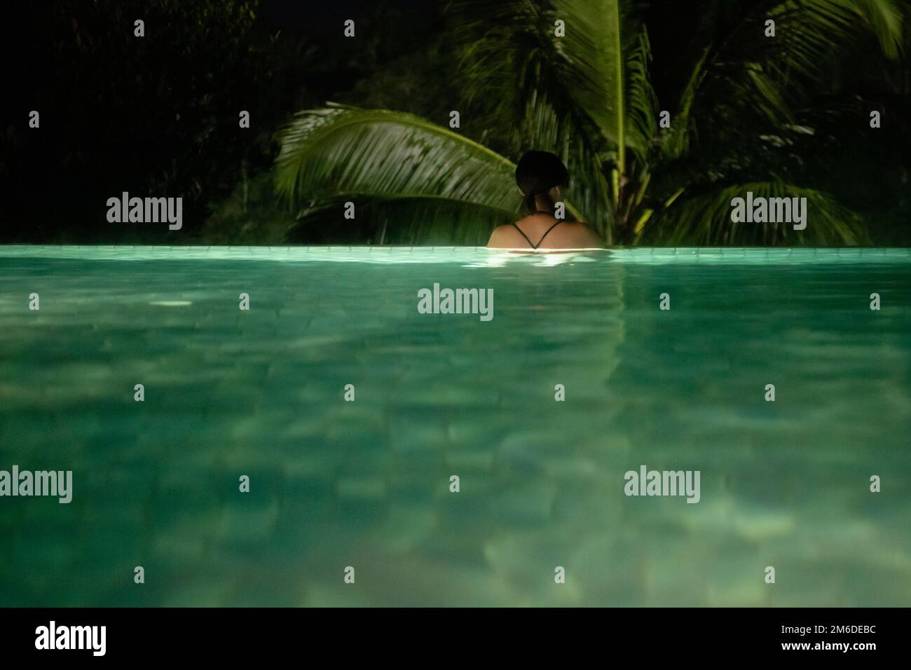 A luxury infinity pool in a tropical resort Stock Photo - Alamy