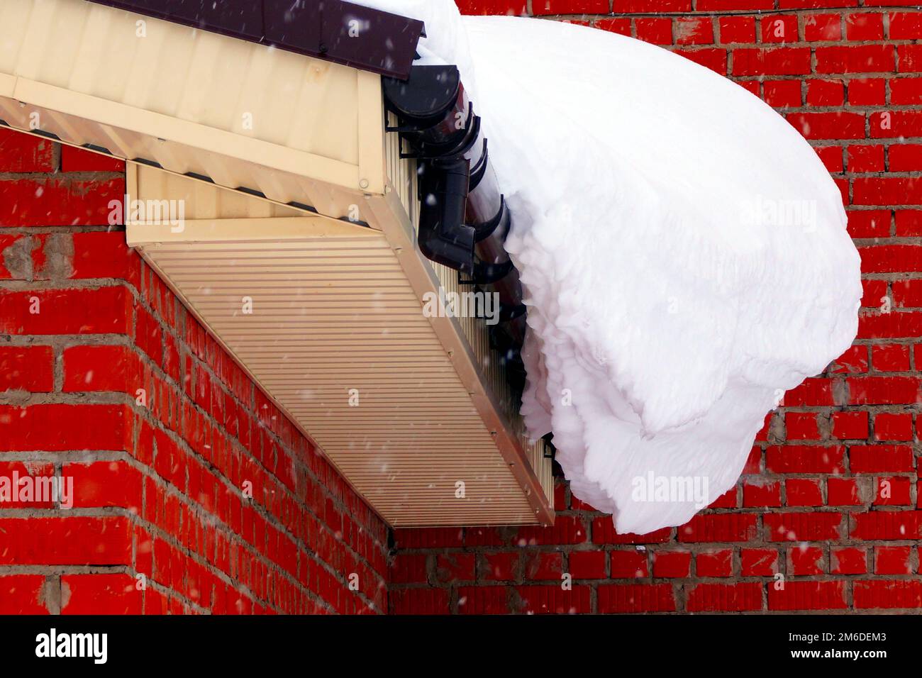 A lot of snow lies on a residential building and large snowdrifts ...
