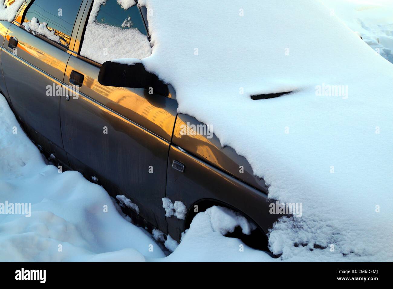 Car covered heavy snow hi-res stock photography and images - Alamy