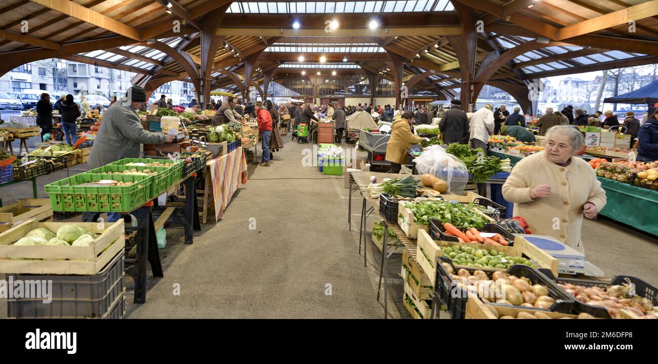 Tourist shopping in morning market hi-res stock photography and images ...