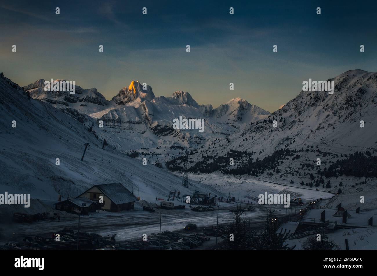 Before peak hi-res stock photography and images - Alamy