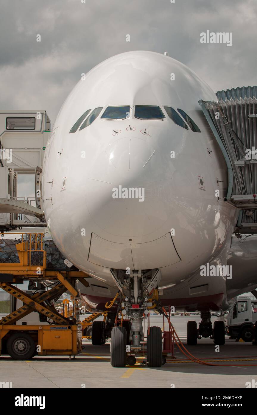 Big airport hi-res stock photography and images - Alamy