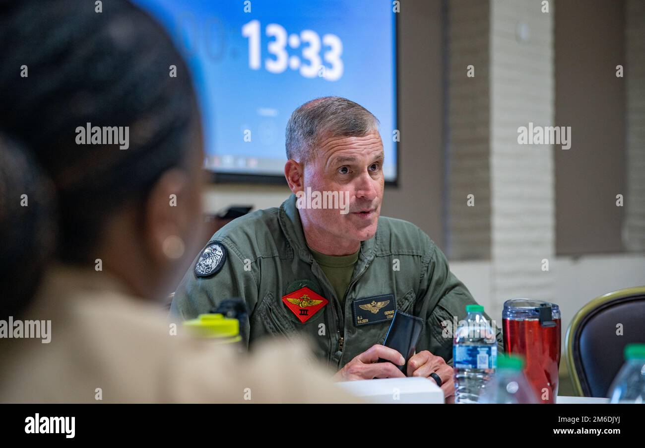 Commanding general 3d marine aircraft wing hi-res stock photography and ...