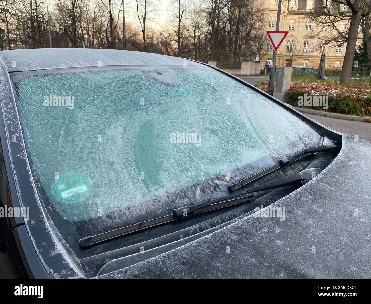 Frozen car windshield hi-res stock photography and images - Alamy