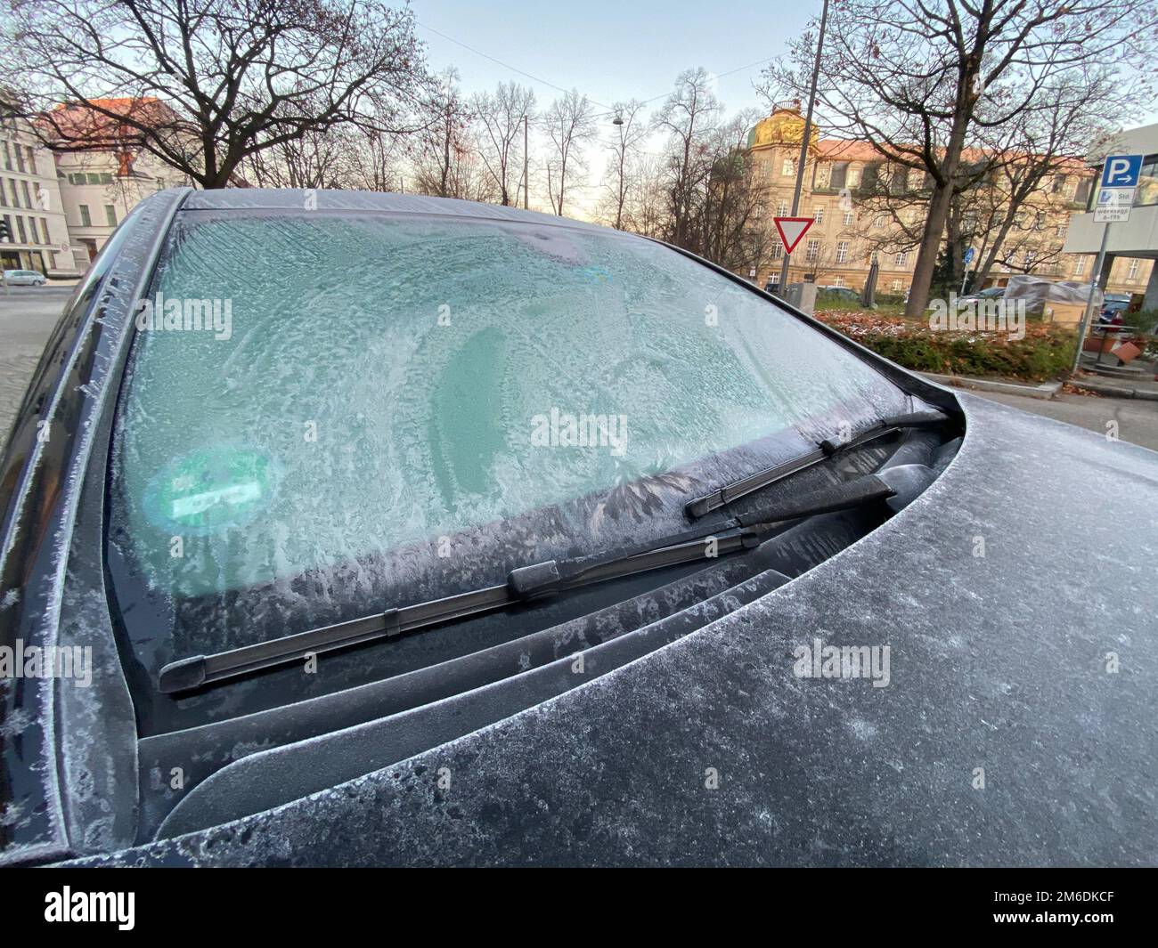 Frozen car windshield hi-res stock photography and images - Alamy