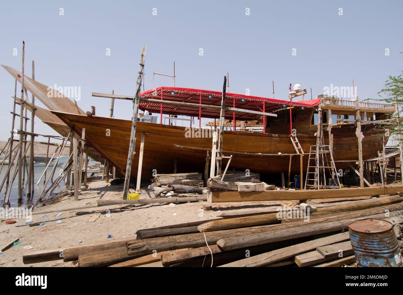 Dhow building hi-res stock photography and images - Alamy