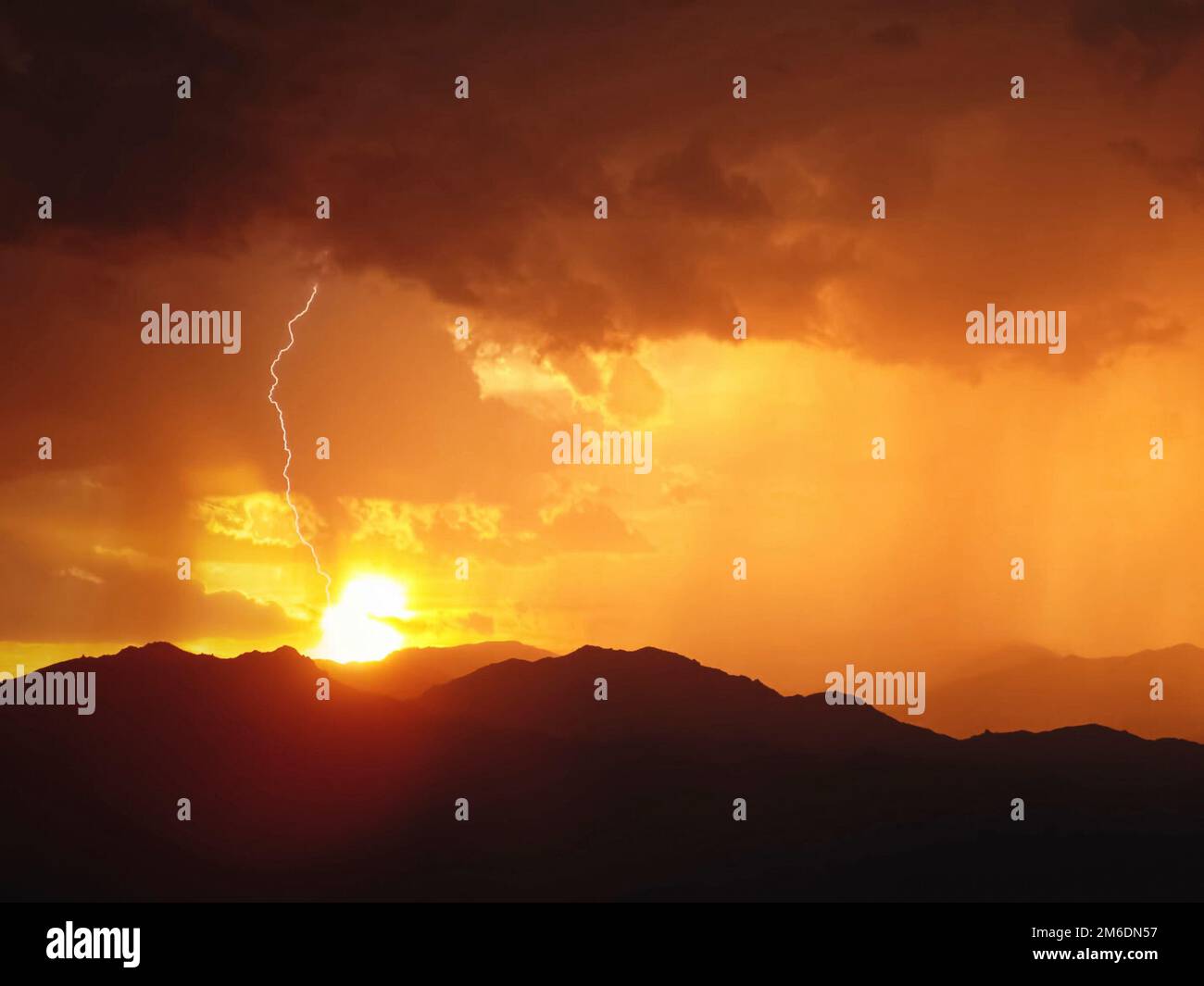 Lightning reflection in water hi-res stock photography and images - Alamy